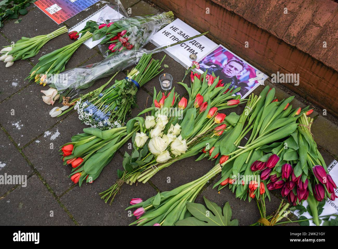 Fleurs, bougies et messages près du mur de l'ambassade de Russie à la ...