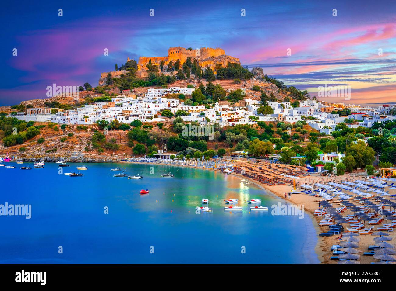 Ville de Lindos sur l'île de Rhodes, Grèce. Petit village blanchi à la ...