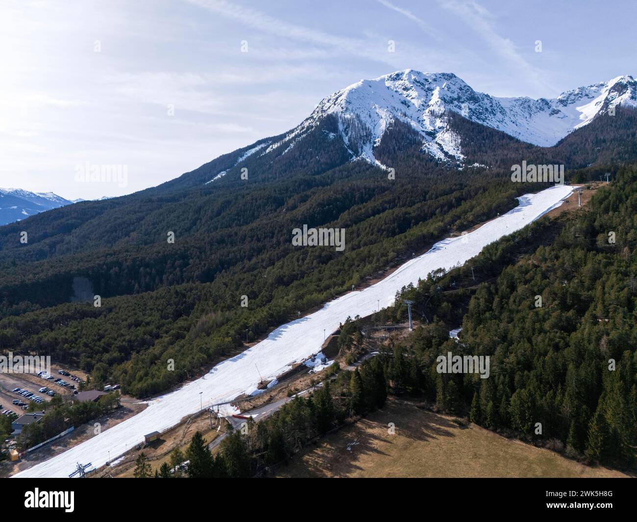 Hoch-Imst, Österreich. 18 février 2024. Weißes Band der Talabfahrt des ...