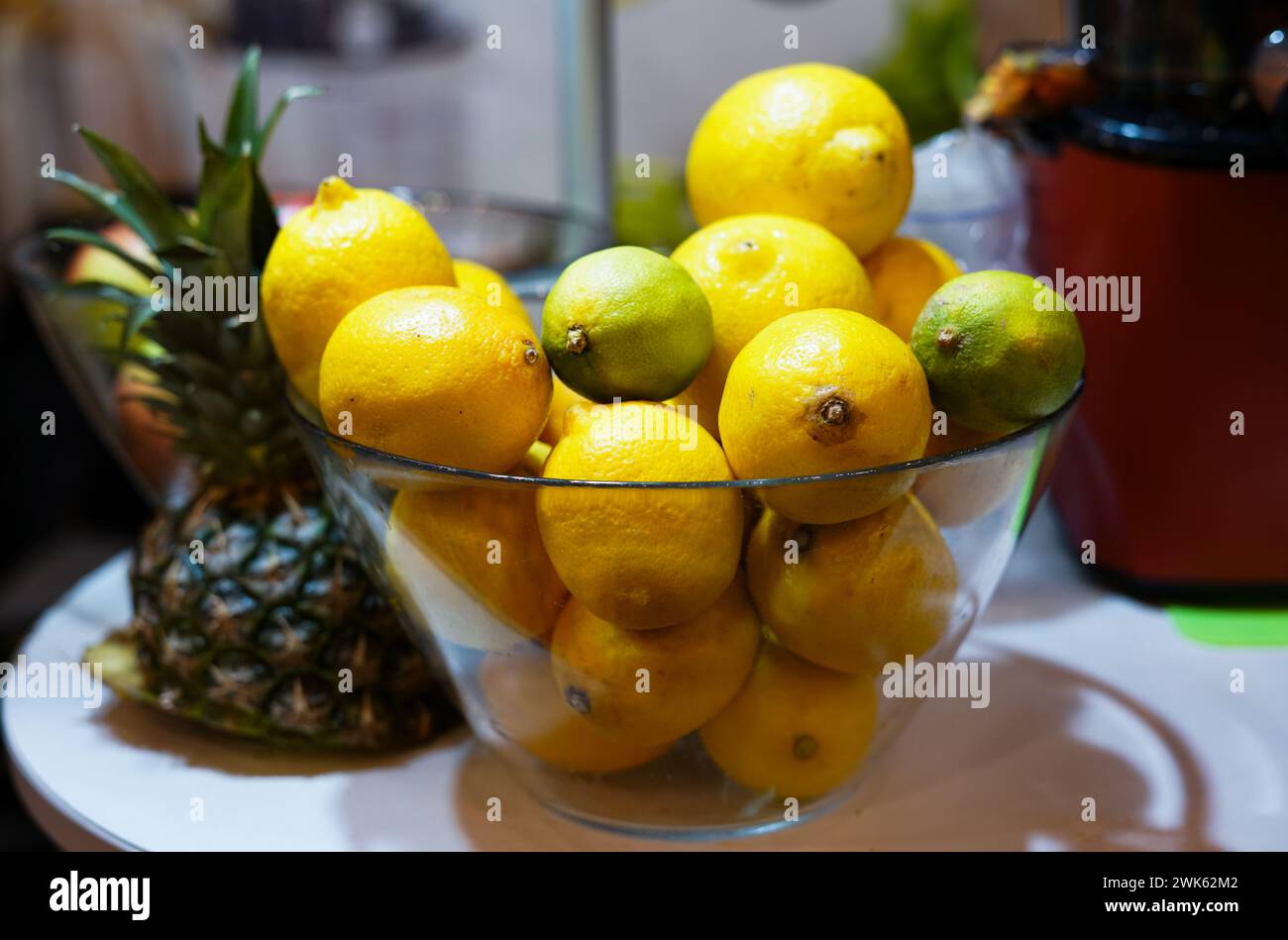 Manger des citrons Banque de photographies et d’images à haute résolution - Alamy