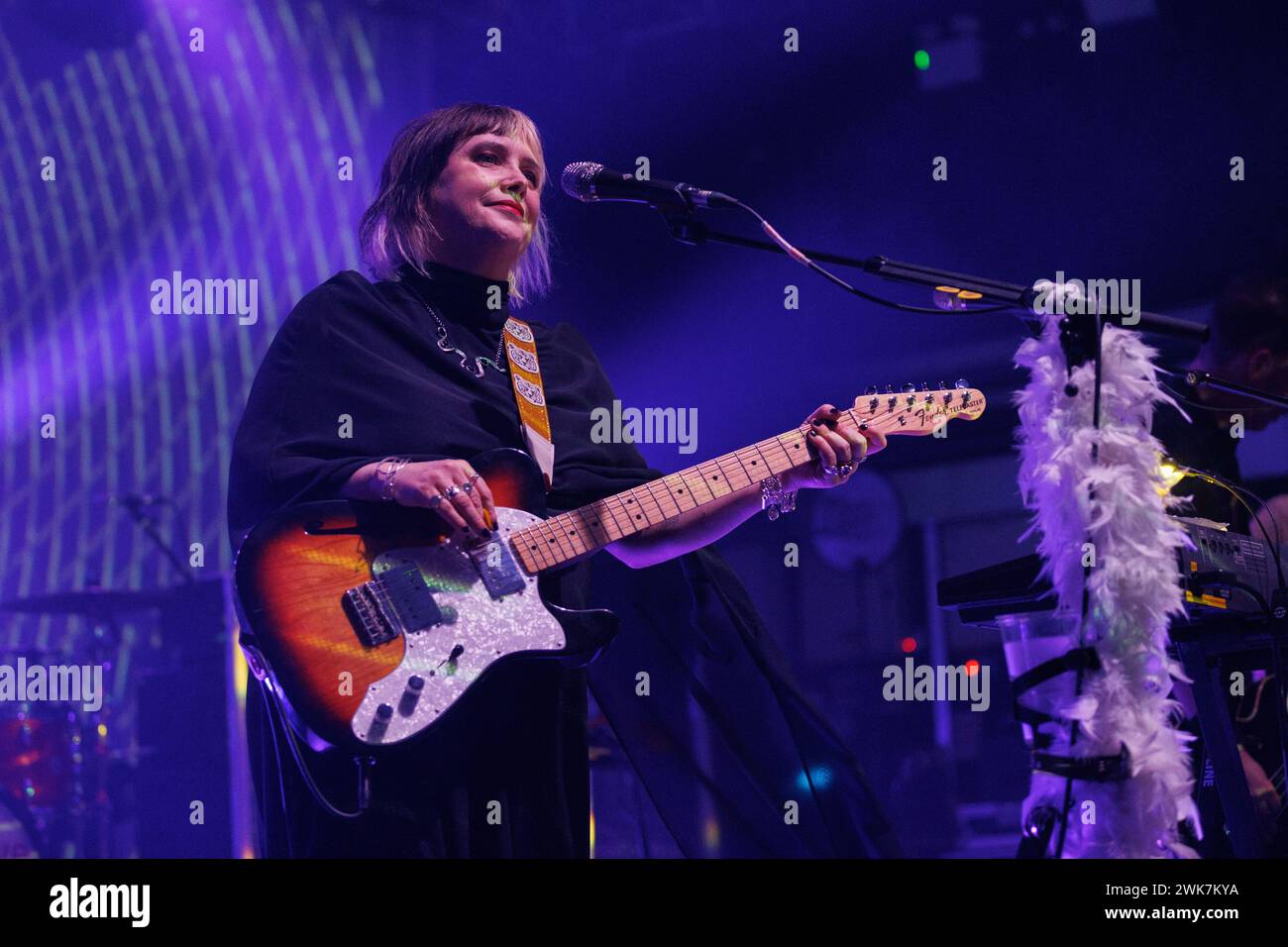 18 février 2024. Rachel Goswell de Slowdive se produisant sur scène ...