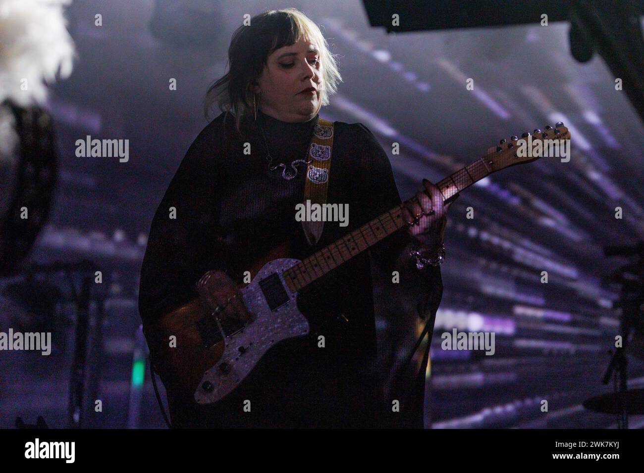 18 février 2024. Rachel Goswell de Slowdive se produisant sur scène ...