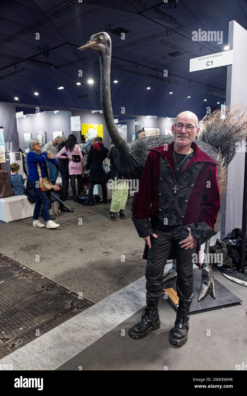 Paris, France. 17 février 2024. L’artiste Emmanuel Guillon pose à côté ...