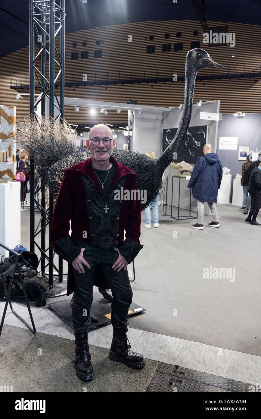 Paris, France. 17 février 2024. L’artiste Emmanuel Guillon pose à côté ...