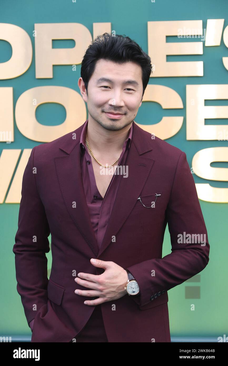 Simu Liu assiste aux People's Choice Awards 2024 au Barker Hangar le 18 ...