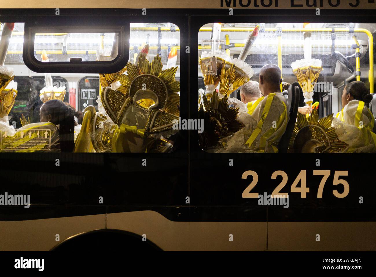 Un bus vu avec des membres de l'école de samba Mocidade Alegre avant de ...