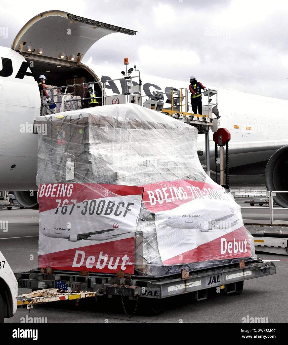 Japan Airlines resumes the operation of cargo plane for the first time ...