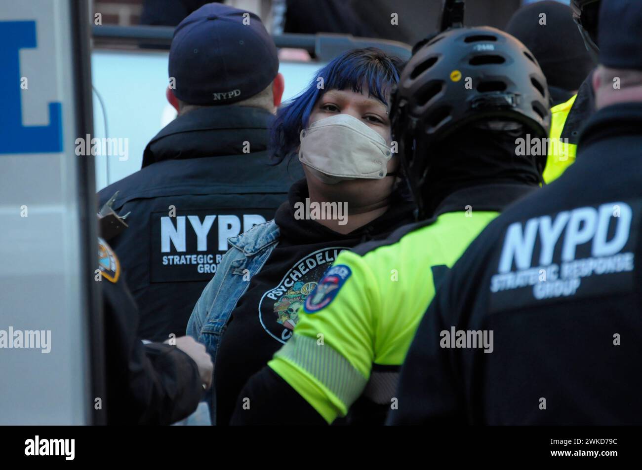 Des membres du département de police de la ville de New York arrêtent ...