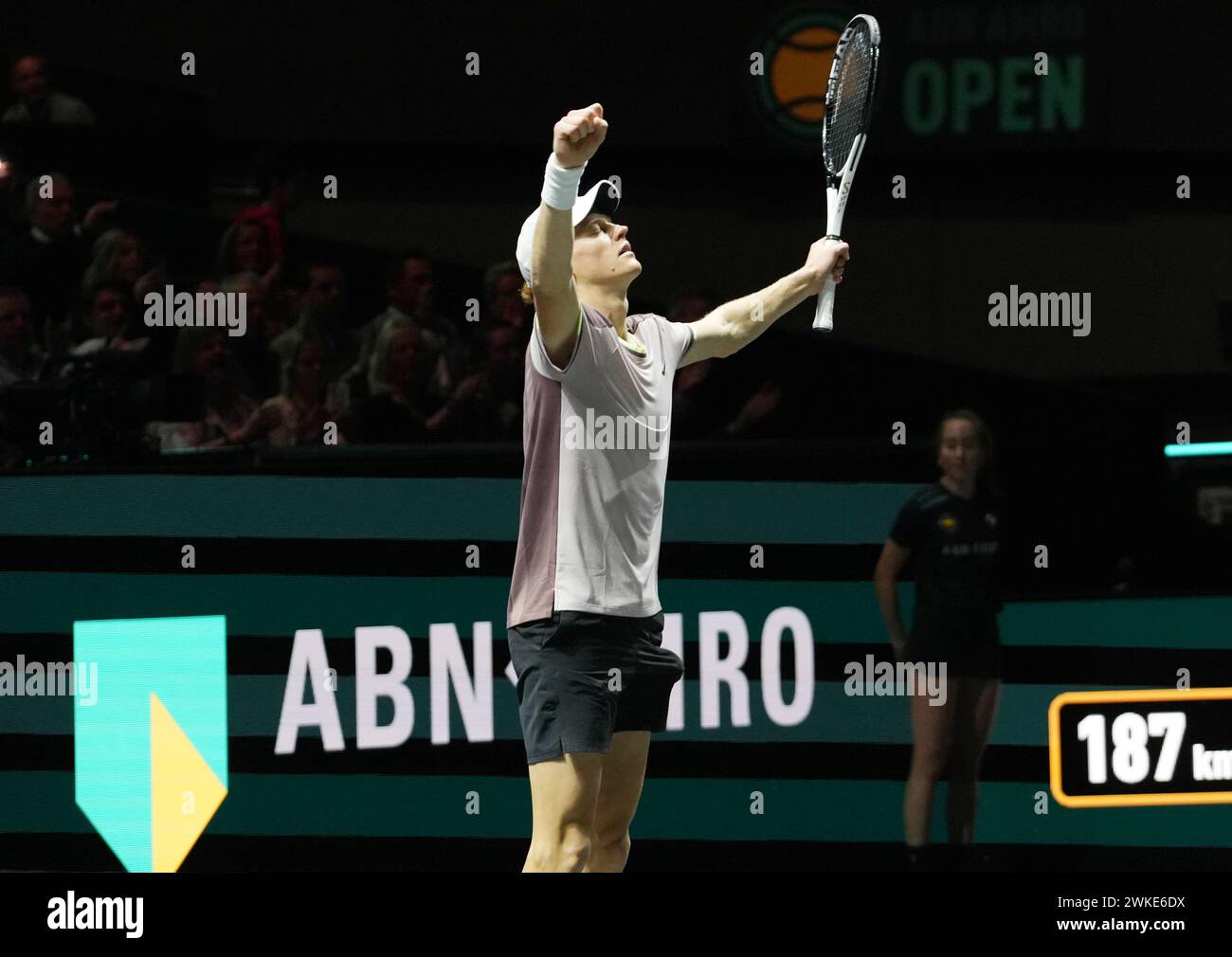 Jannik Sinner d'Italie célèbre sa victoire contre Alex de Minaur d'Australie, finale lors de l ...