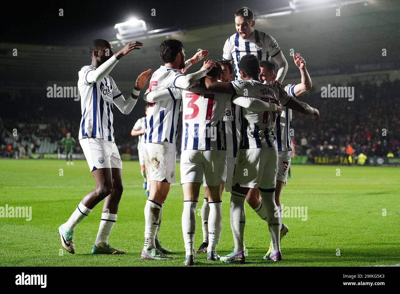 Tom Fellows de West Bromwich Albion (au centre) célèbre avec ses ...