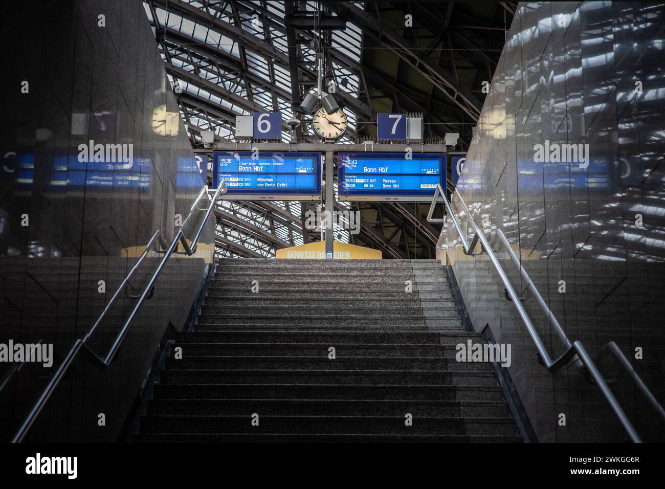 Photo d'un quai de la gare de Koln Hbf, appartenant à DB Deutschbahn, avec un focus sur son ...