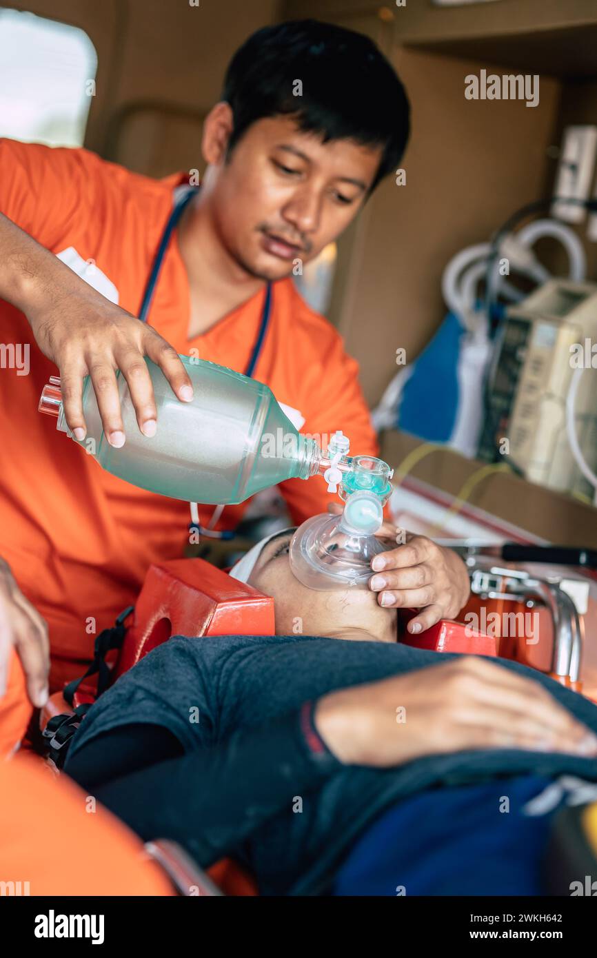 L'équipe d'urgence des urgences médicales utilise un réanimateur manuel ...