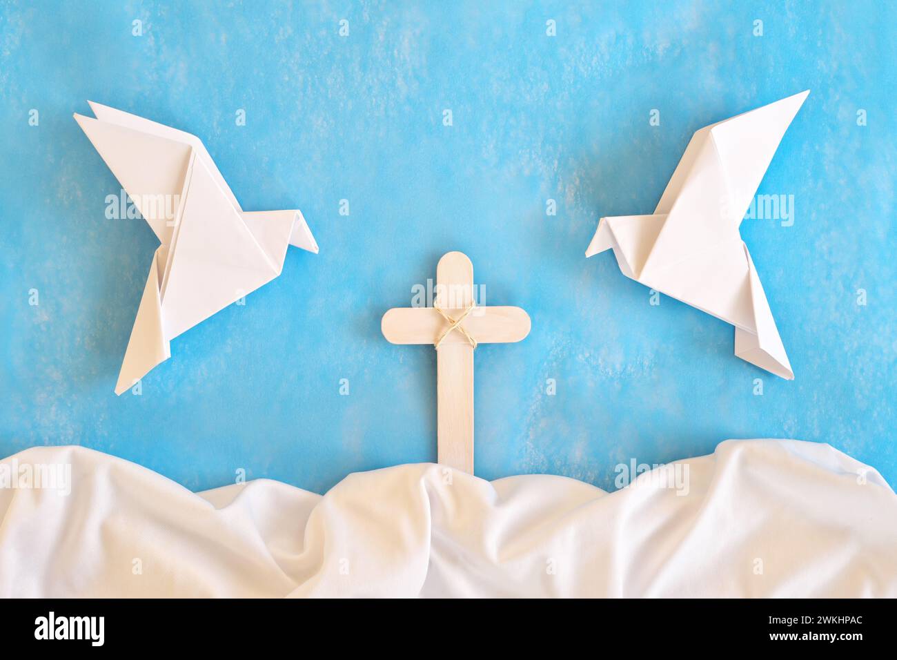 Croix en bois blanc et avec deux colombes blanches comme symbole du ...