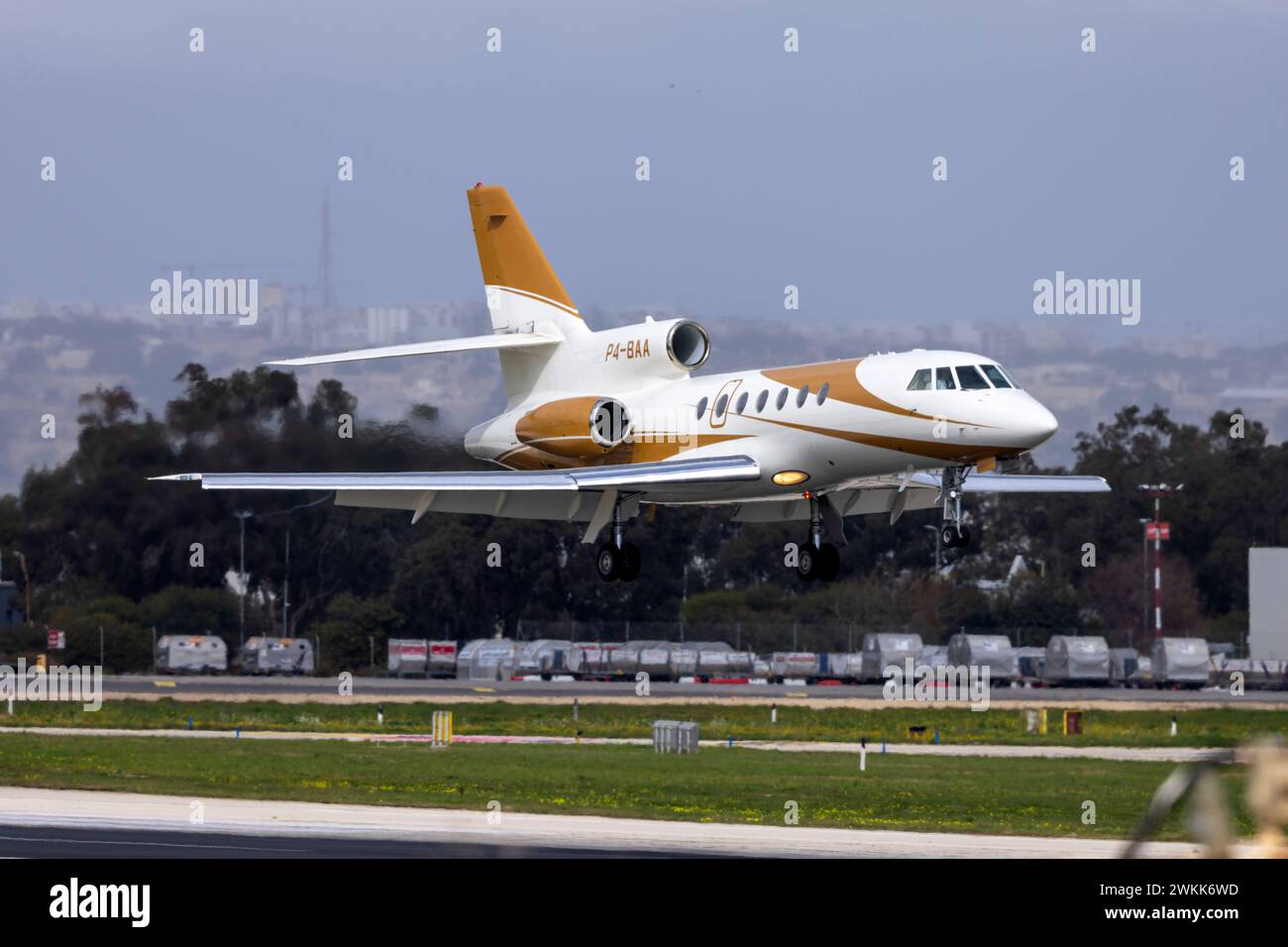 Dassault falcon 50 landing Banque de photographies et d’images à haute ...