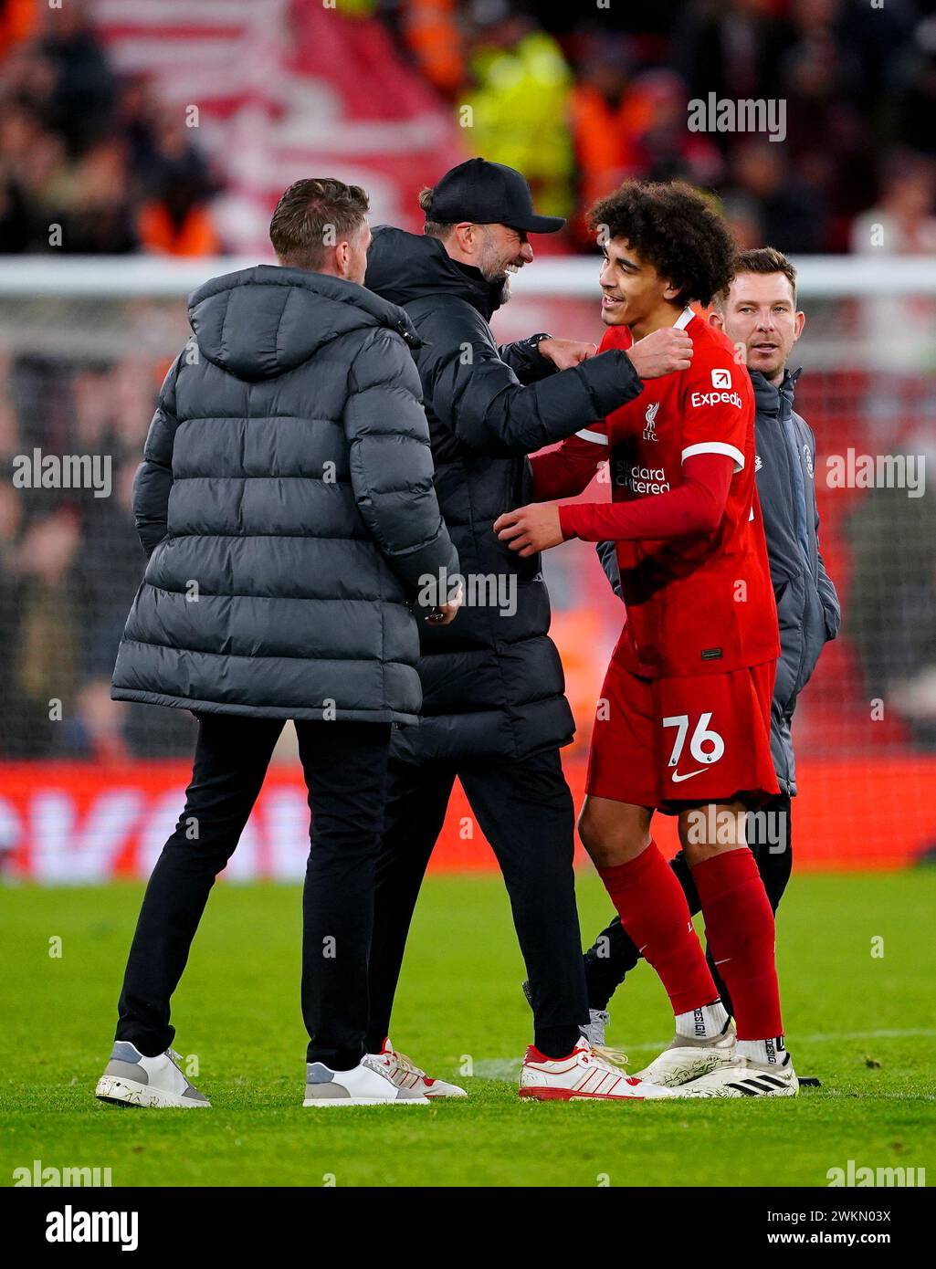 L'entraîneur de Liverpool, Jurgen Klopp, embrasse Jayden Danns à la fin ...