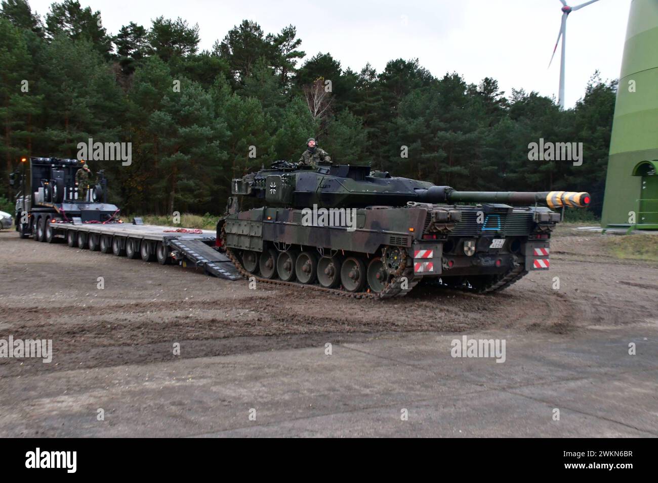 Kampfpanzer Leopard 2 wird auf einen Schwerlasttransporter verladen Ein ...