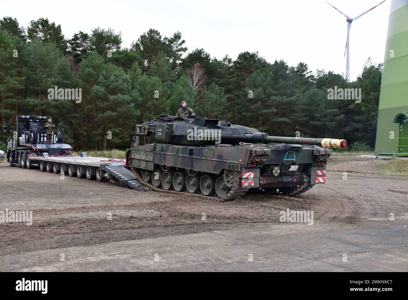 Kampfpanzer Leopard 2 wird auf einen Schwerlasttransporter verladen Ein ...