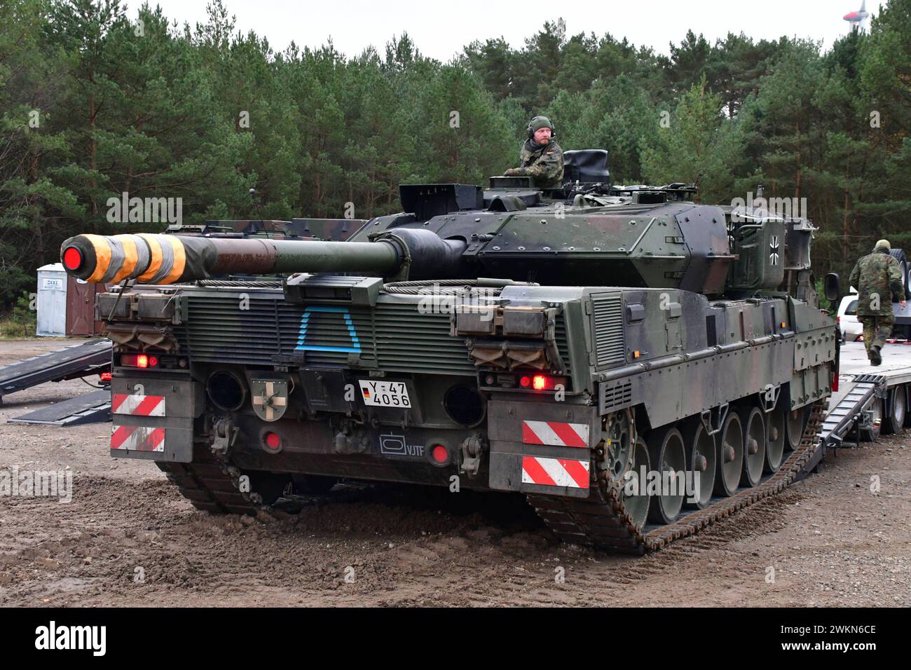 Kampfpanzer Leopard 2 wird auf einen Schwerlasttransporter verladen Ein ...