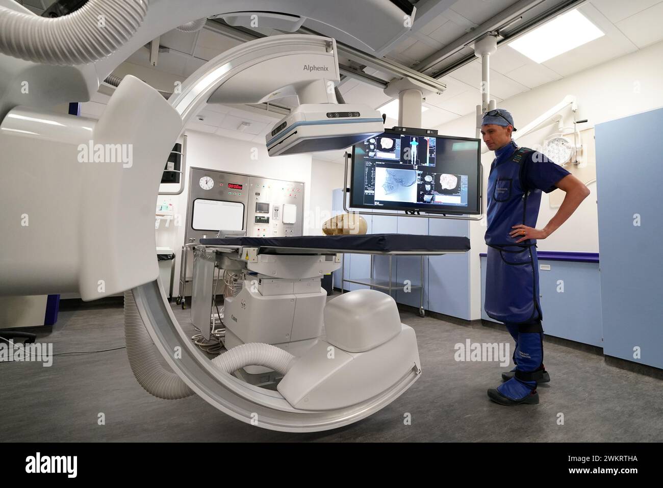 Le Dr Nik Arestis, radiologue clinicien, présente le nouveau système ...