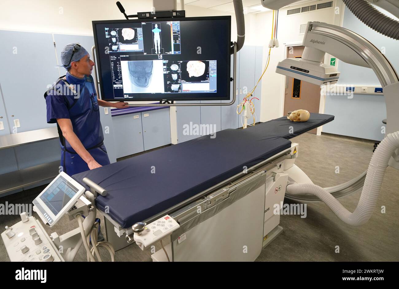 Le Dr Nik Arestis, radiologue clinicien, présente le nouveau système ...