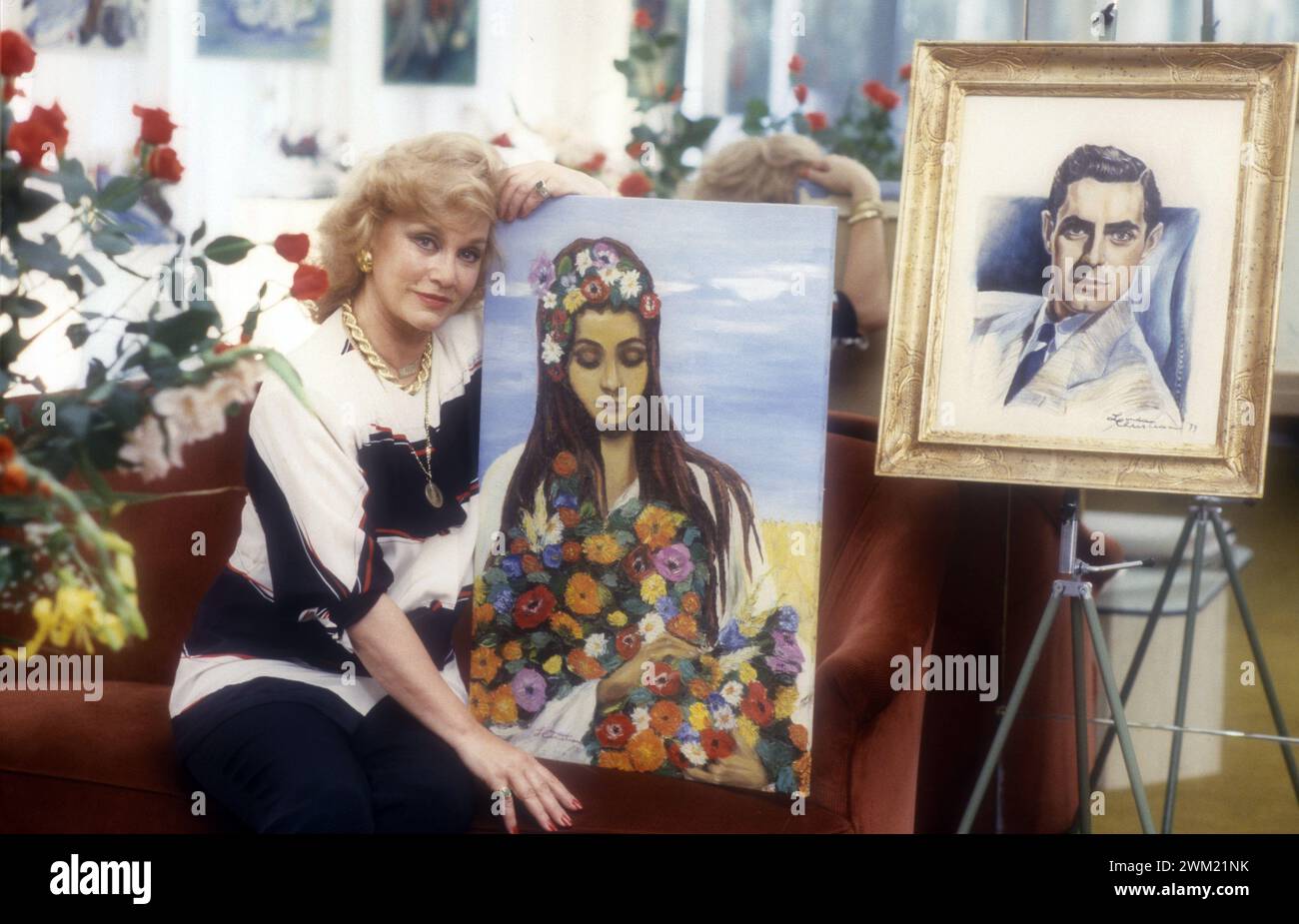 MME4762464 Rome, 1986. L'actrice américaine Linda Christian montrant ...