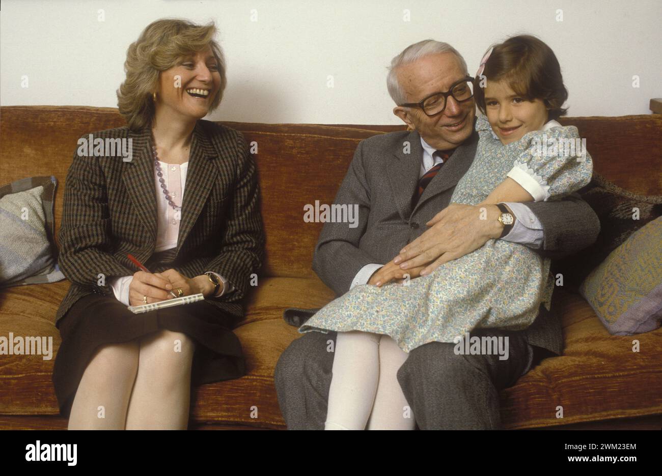 MME4770168 Milan, vers 1988. Le journaliste italien Enzo Biagi dans sa ...