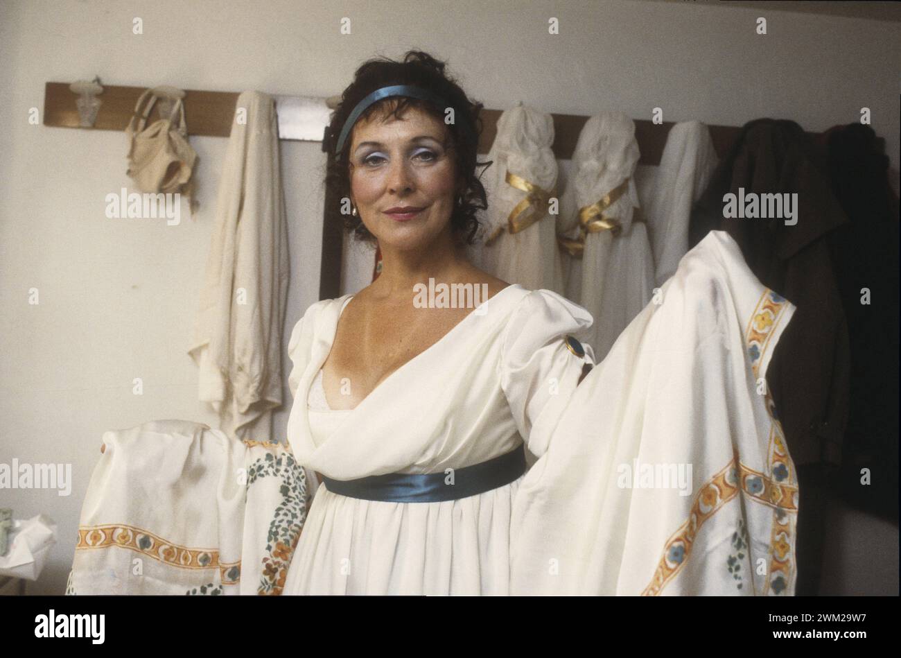 MME4807087 Rome, 1984. La soprano américaine Olivia Stapp dans son dressing avant de jouer en ...