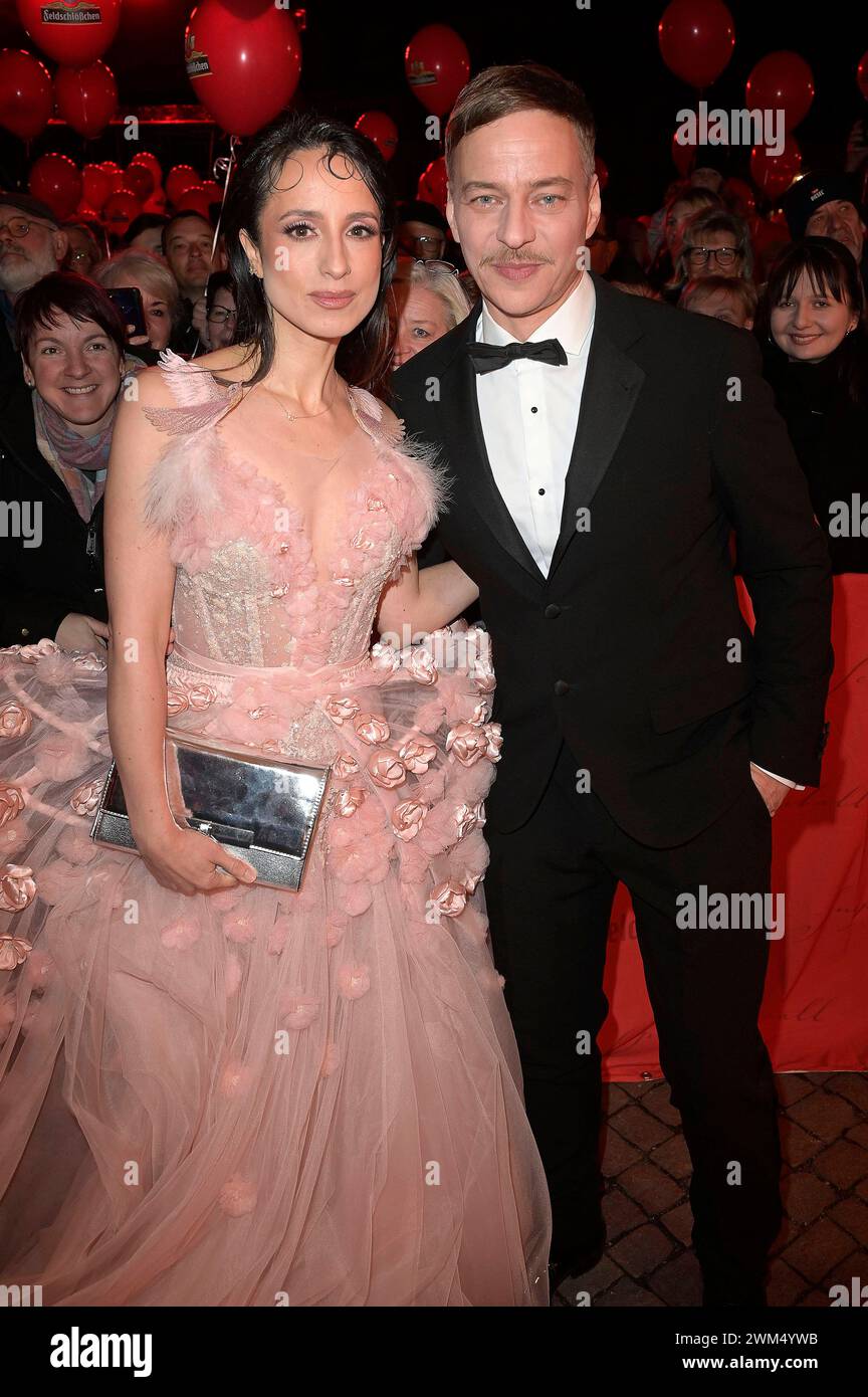 Stephanie Stumph und Tom Wlaschiha beim 16. SemperOpernball 2024 in der Semper Oper. Dresde, 23. ...