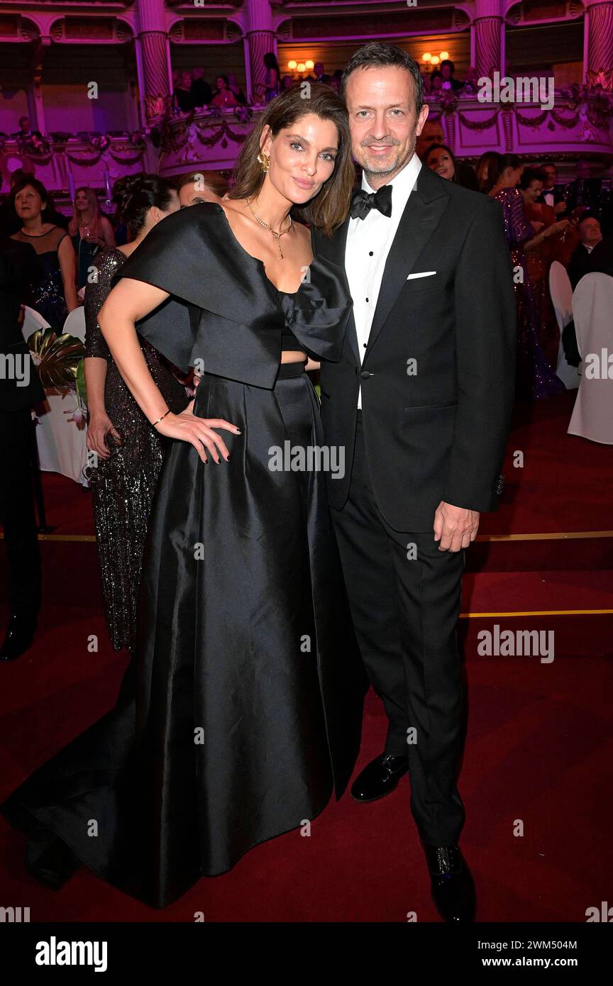 Jusqu'à Brönner mit Ehefrau Nadia Dassouki beim 16. SemperOpernball ...