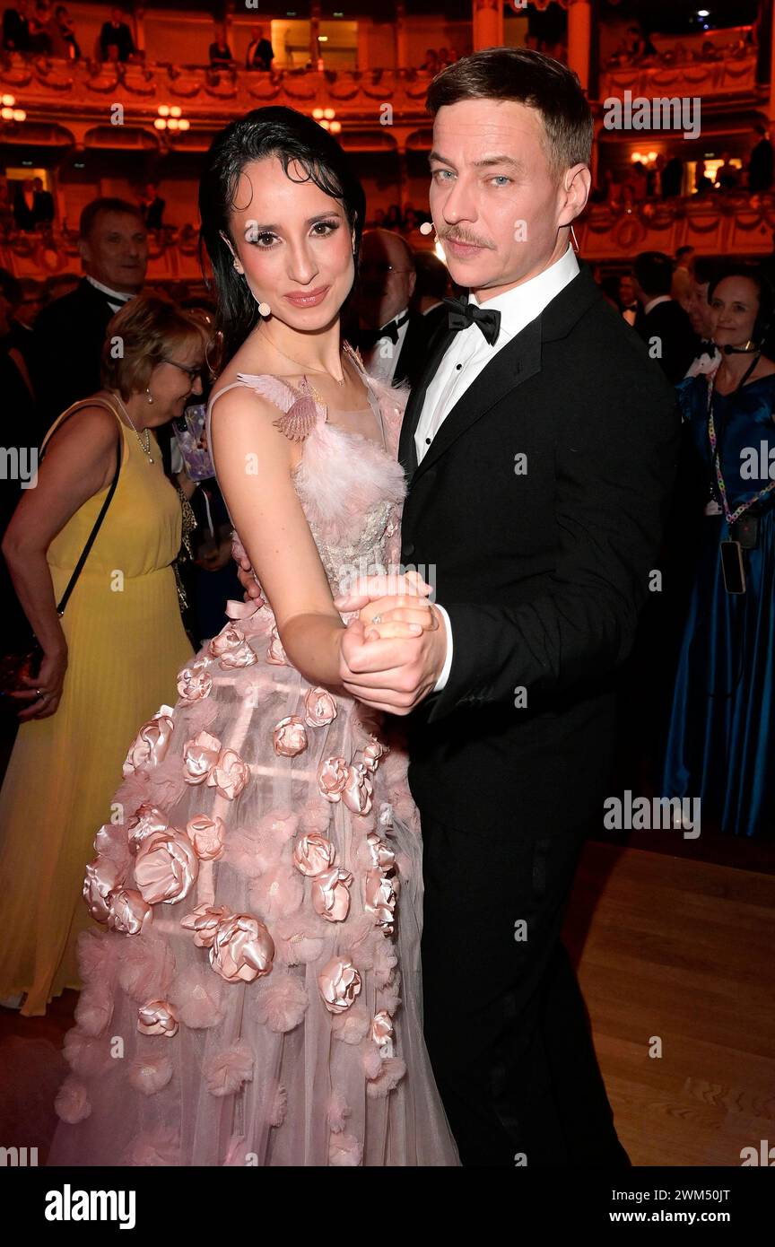 Stephanie Stumph und Tom Wlaschiha beim 16. SemperOpernball 2024 in der Semper Oper. Dresde, 23. ...