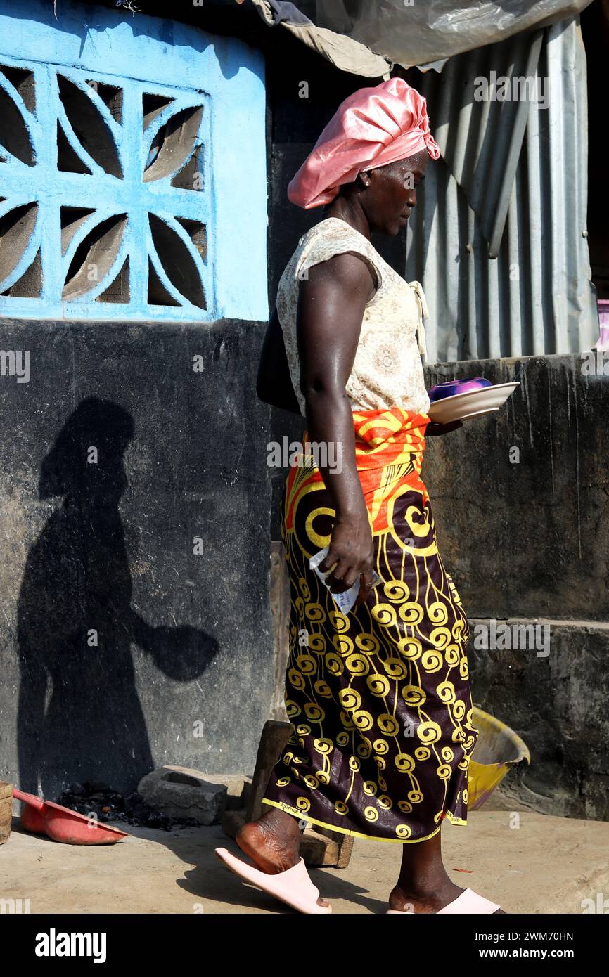 Freetown people walking Banque de photographies et d’images à haute ...