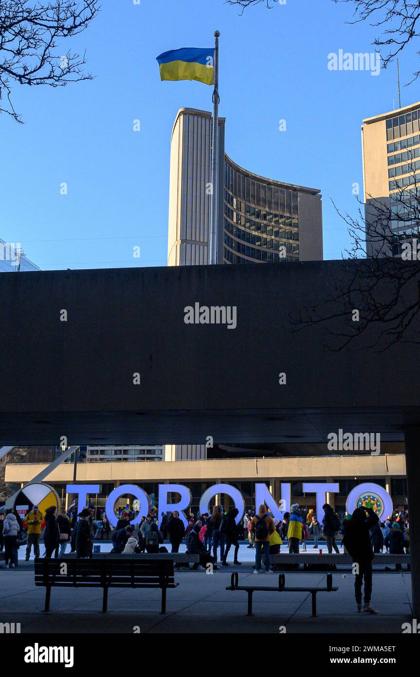 Toronto, Ontario, Canada – 24 février 2024 : vue au drapeau ukrainien ...