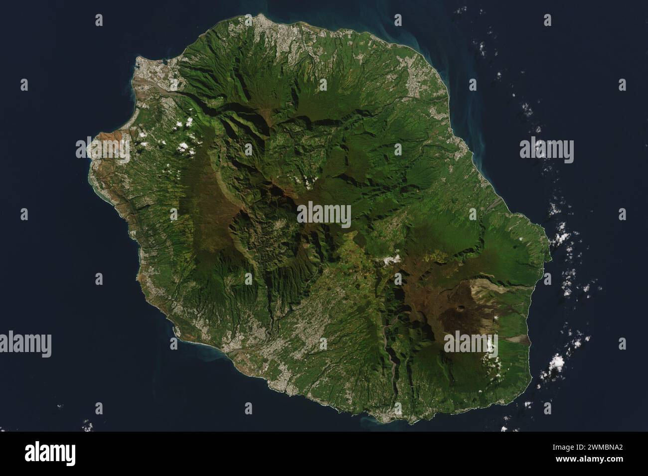Le Piton des Neiges est un volcan bouclier éteint de l'île de la ...