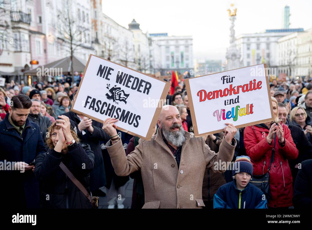 Linz, Österreich. 25. Février 2024. Schild nie wieder Faschismus und für Demokratie und Vielfalt ...