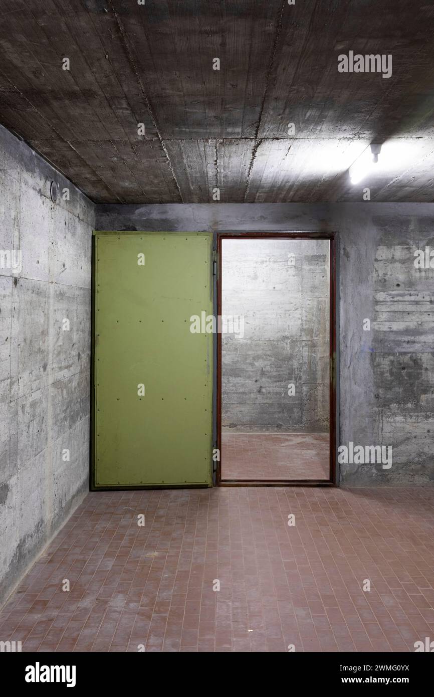 Porte blindee de bunker Banque de photographies et d’images à haute ...