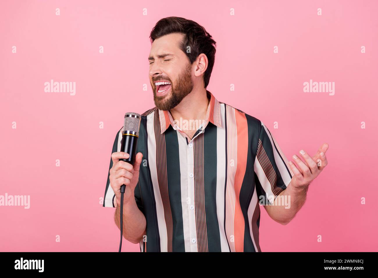 Portrait de l'homme musicien professionnel de chanteur d'opéra d'âge ...