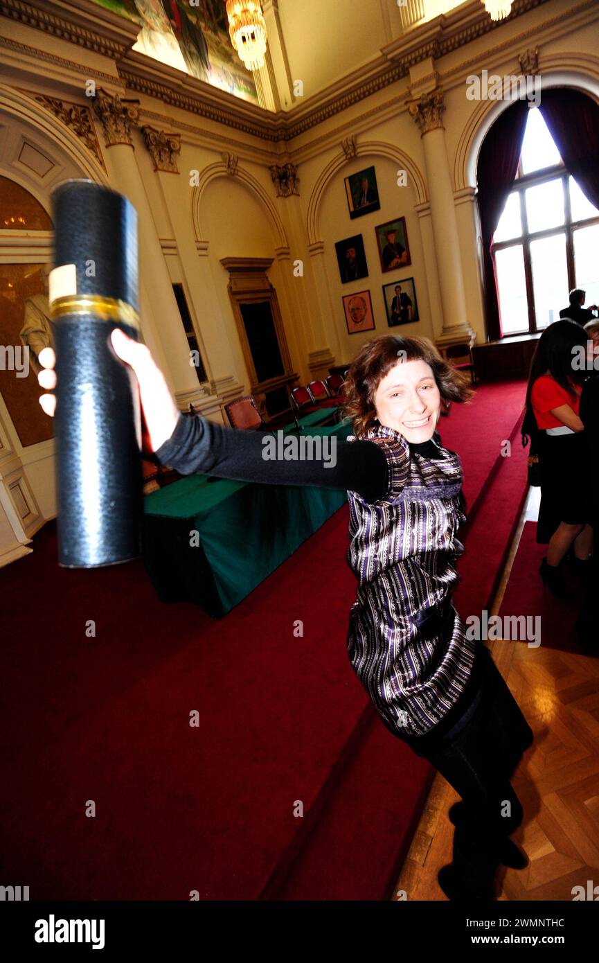 un certificat de diplôme universitaire, un diplom ou un diplôme après ...