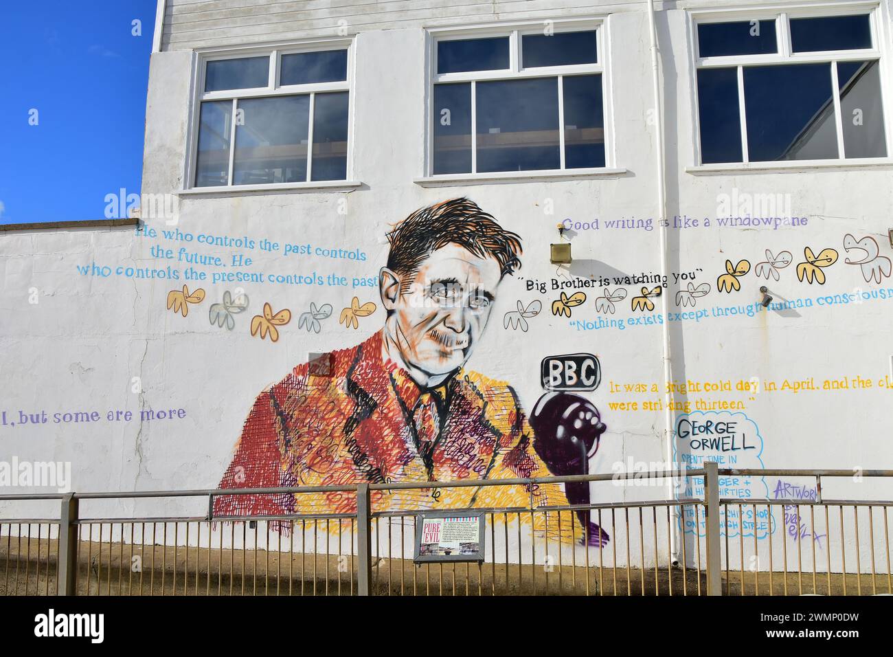 George orwell 1984 peinture murale southwold pier Banque de photographies et d’images à haute ...