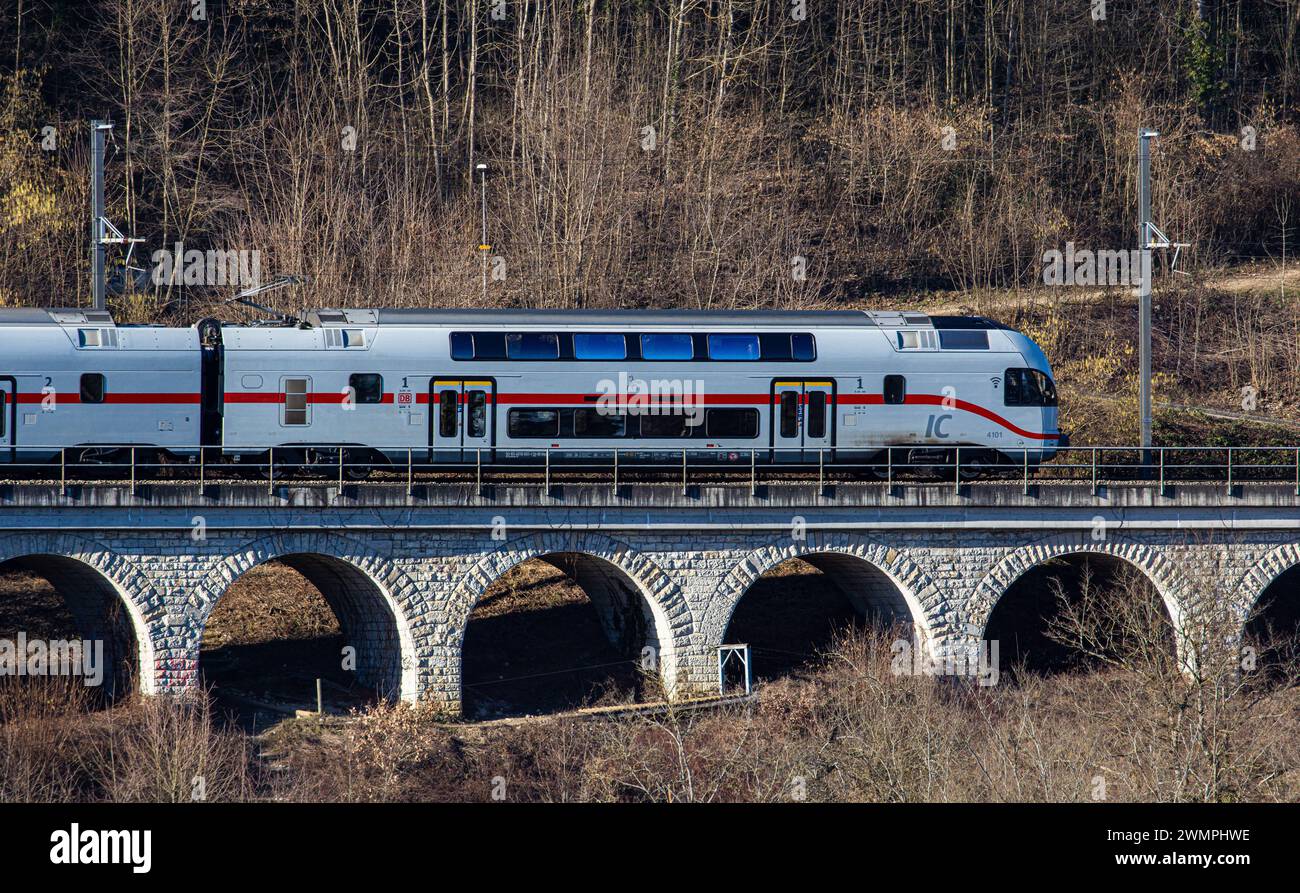 DB-Intercity Zug Ein Intercity K2 der Deutschen Bahn fährt oberhalb des ...