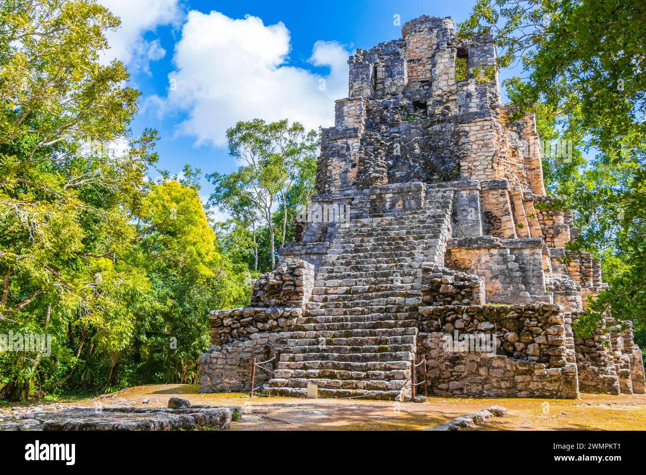 Ancien site maya avec des ruines de temple Pyramides et des artefacts ...