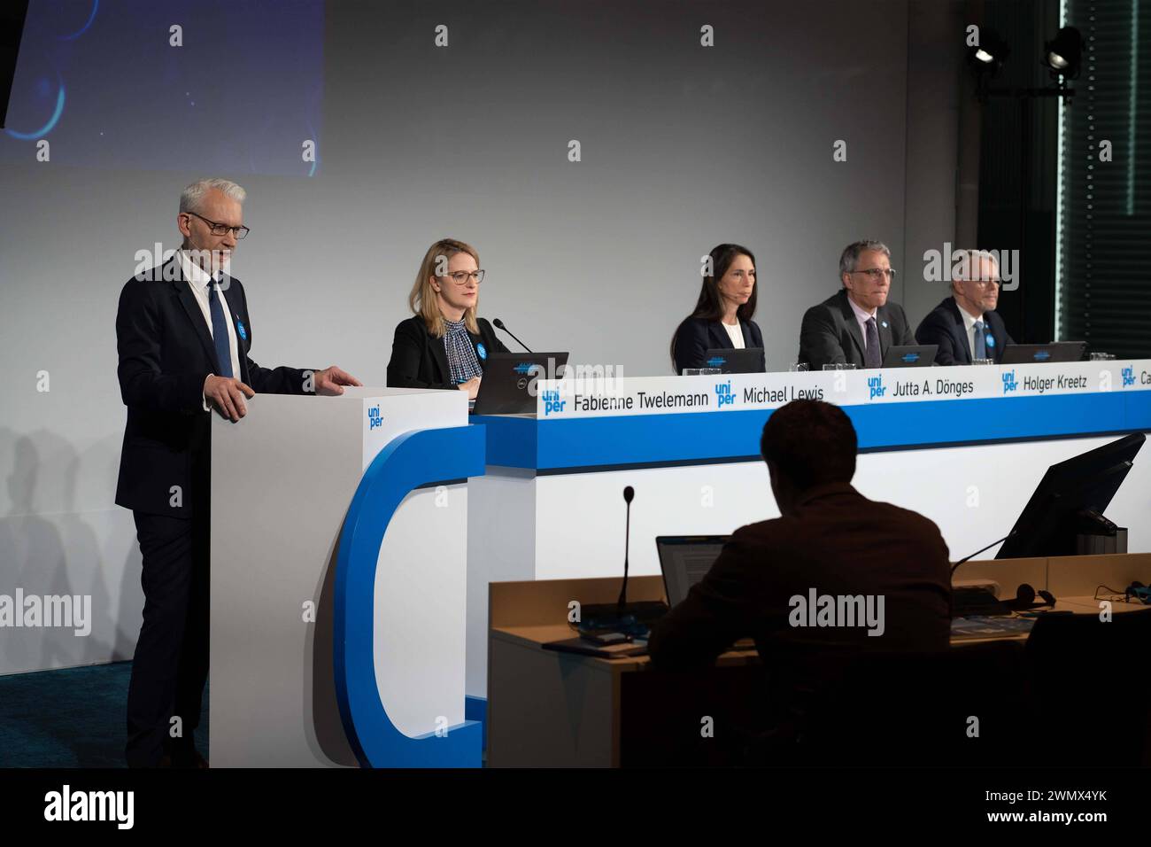 Michael LEWIS, Vorstandsvorsitzender, PDG, BEI seiner Rede daneben v.l ...