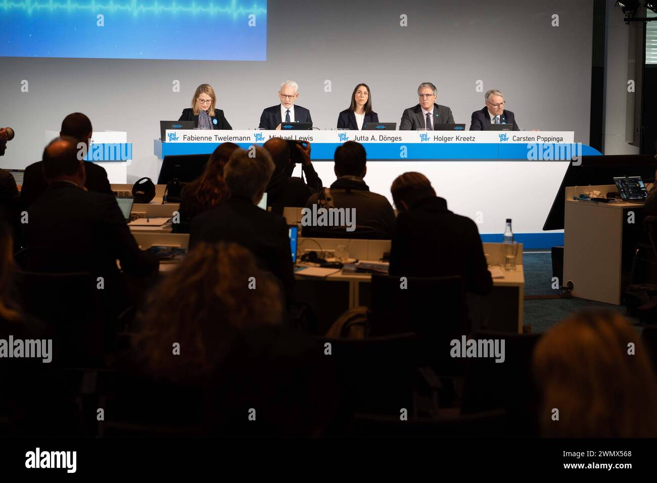 V.L. Fabienne TWELEMANN, Leiterin der Konzernkommunikation Michael ...