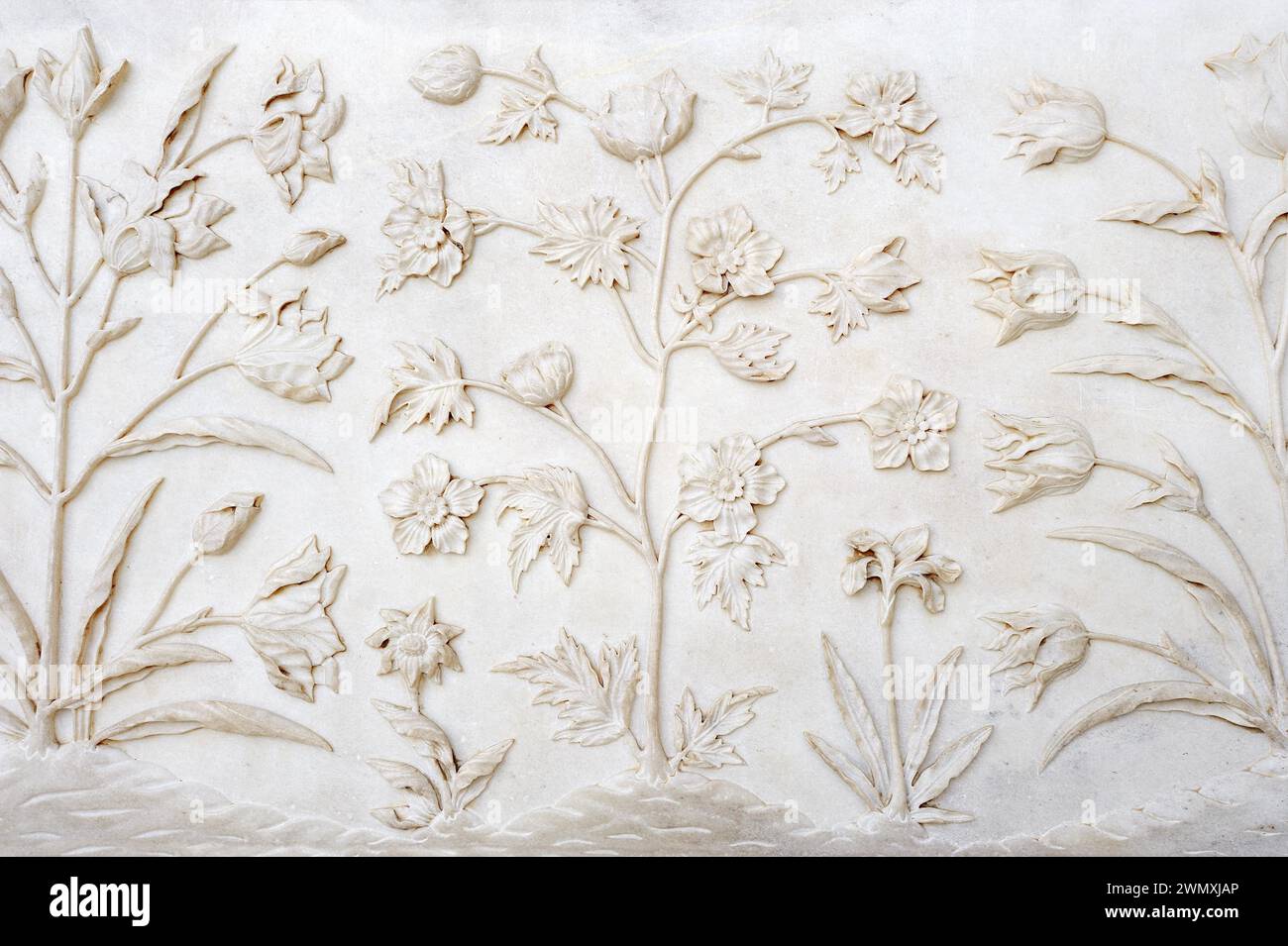 Décorations florales dans le marbre sur le Taj Mahal, construit par le ...