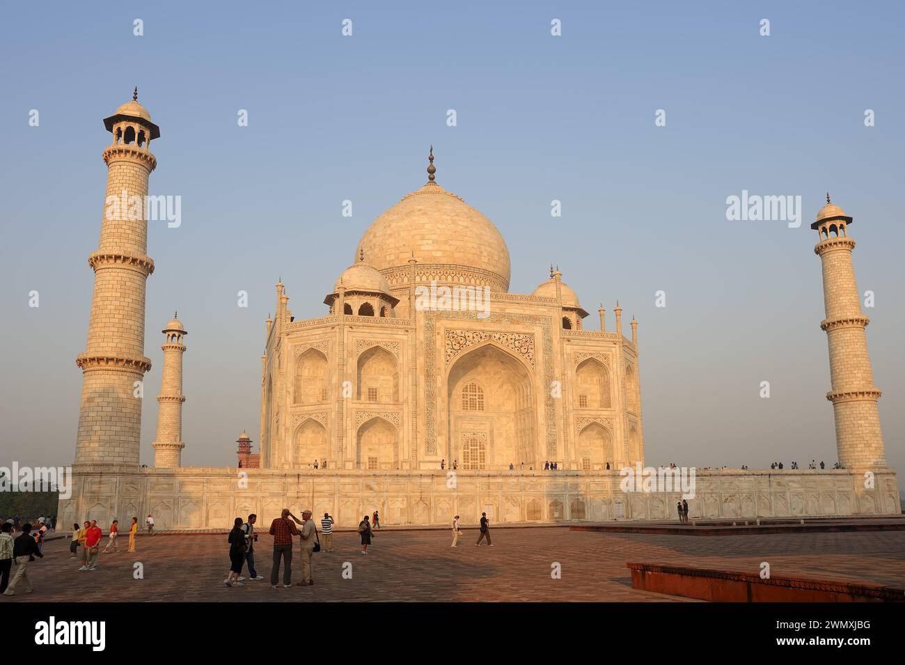 Taj Mahal, construit par le Grand Mogul Shah Jahan en mémoire de sa ...