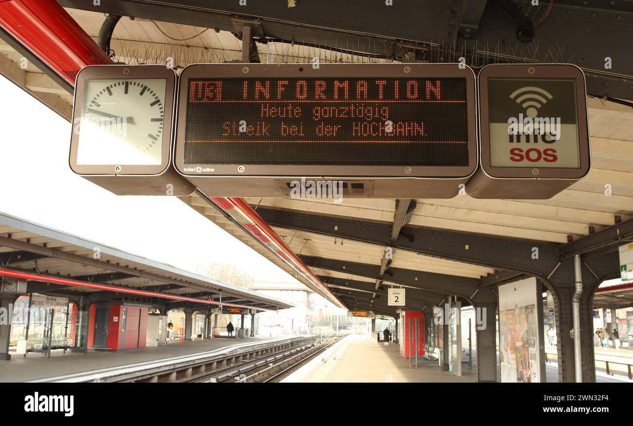 Auf einem Zugzielanzeiger auf einem menschenleeren Bahnsteig im Bahnhof Barmbek wird auf den ...