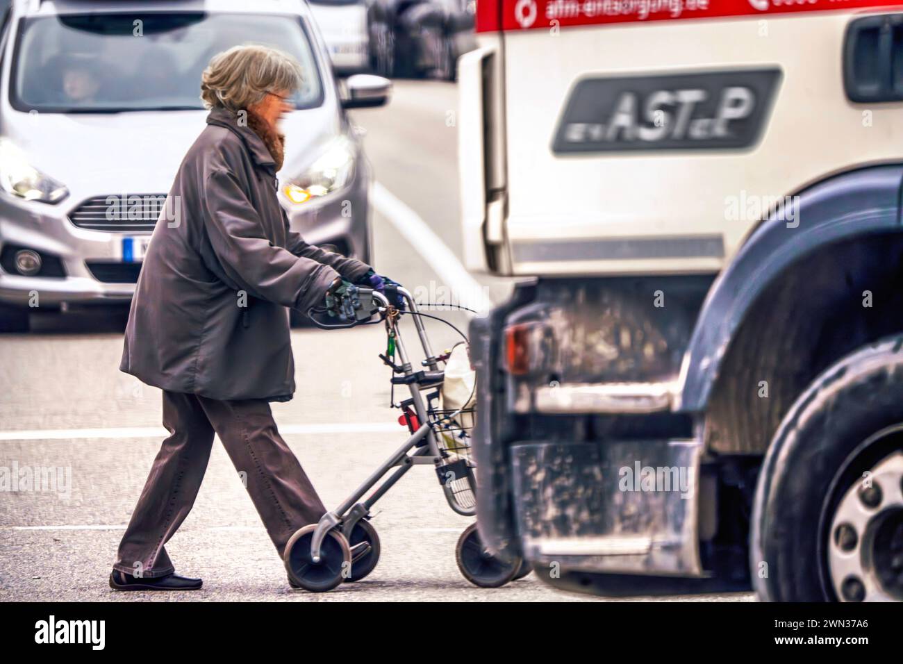 Rentnerin mit Rollator überquert die Straße, LKW biegt ab, Gefahr toter ...