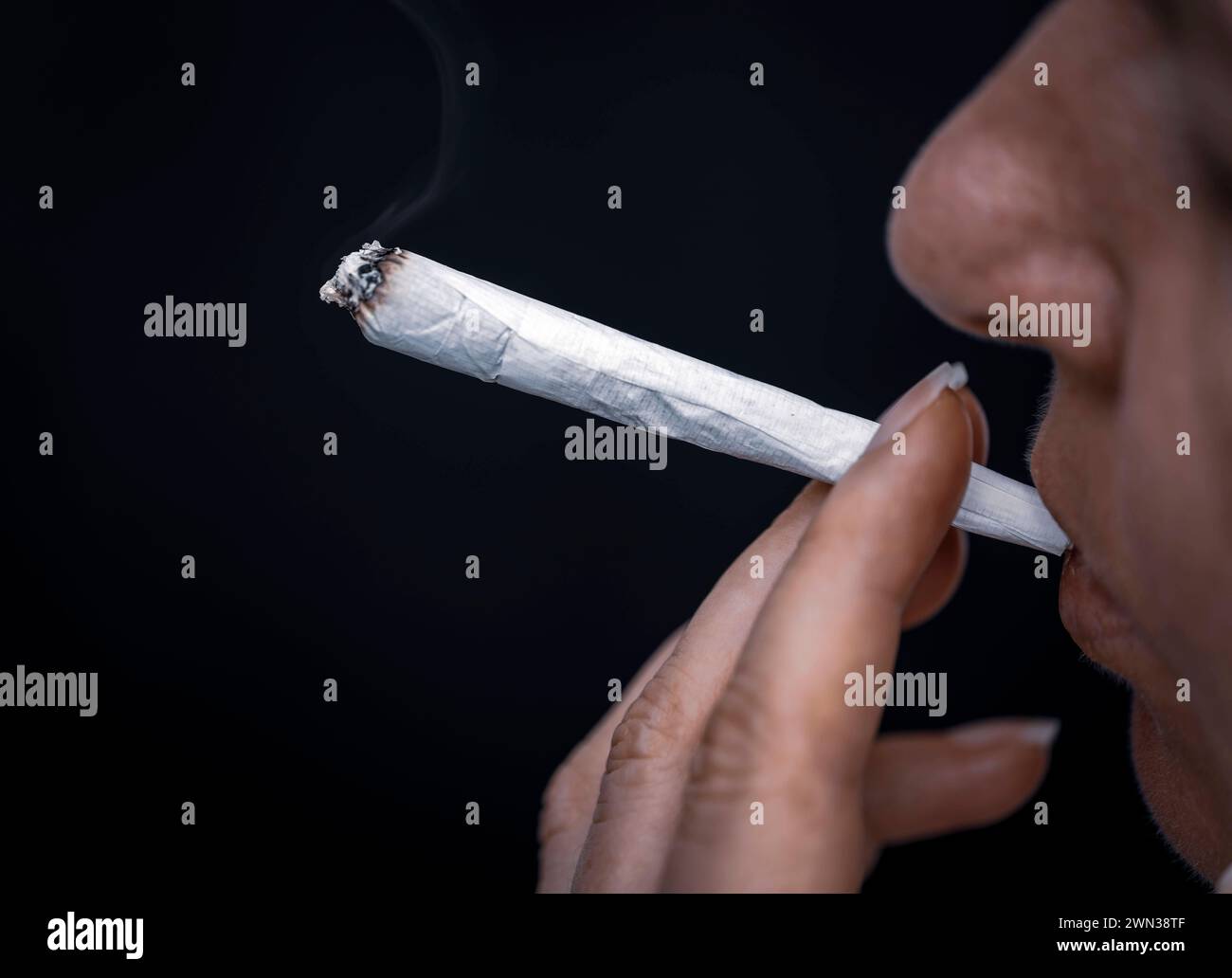 29.02.2024, Thema cannabis-Legalisierung Symbolbild, Raucherin hält ...