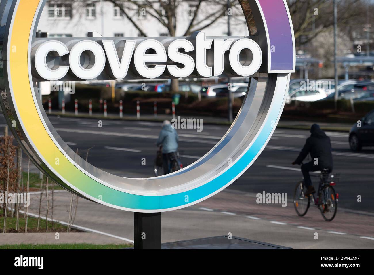 Die Konzernzentrale der COVESTRO AG, Firmenlogo, logo, Architektur ...