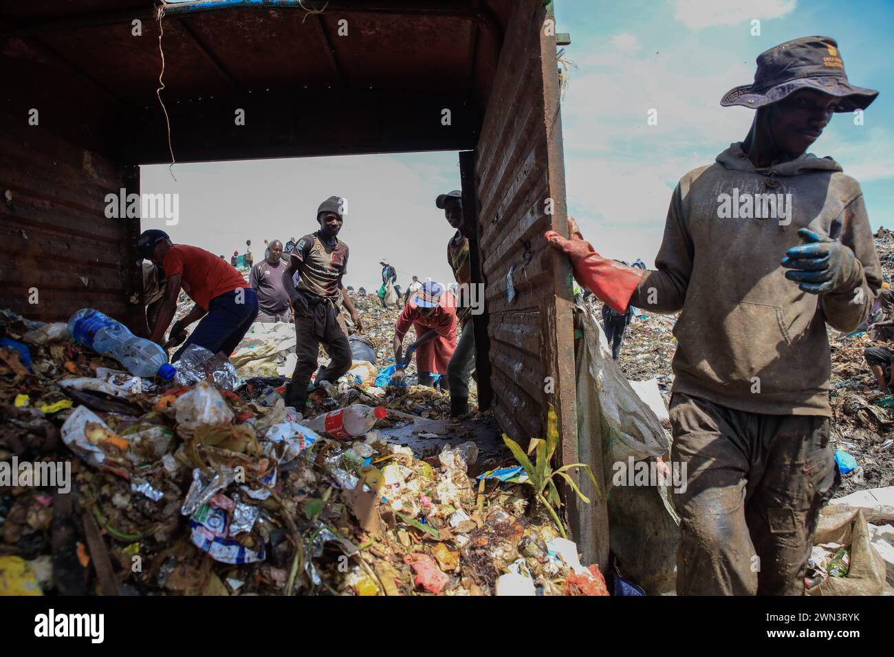 Nairobi, KENYA. 28 février 2024. Collecteurs de déchets déchargeant des ...