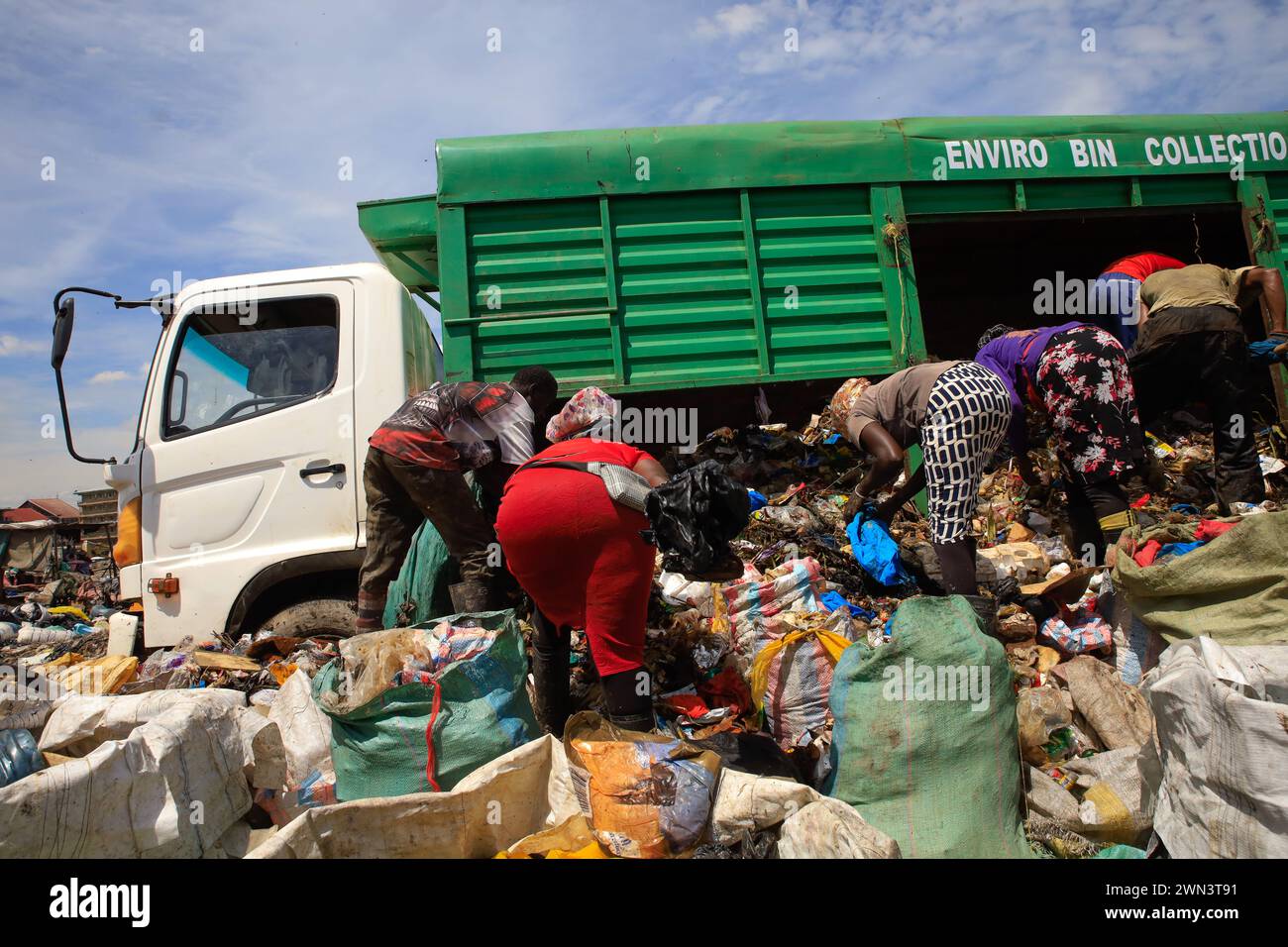Nairobi, KENYA. 28 février 2024. Collecteurs de déchets déchargeant des ...
